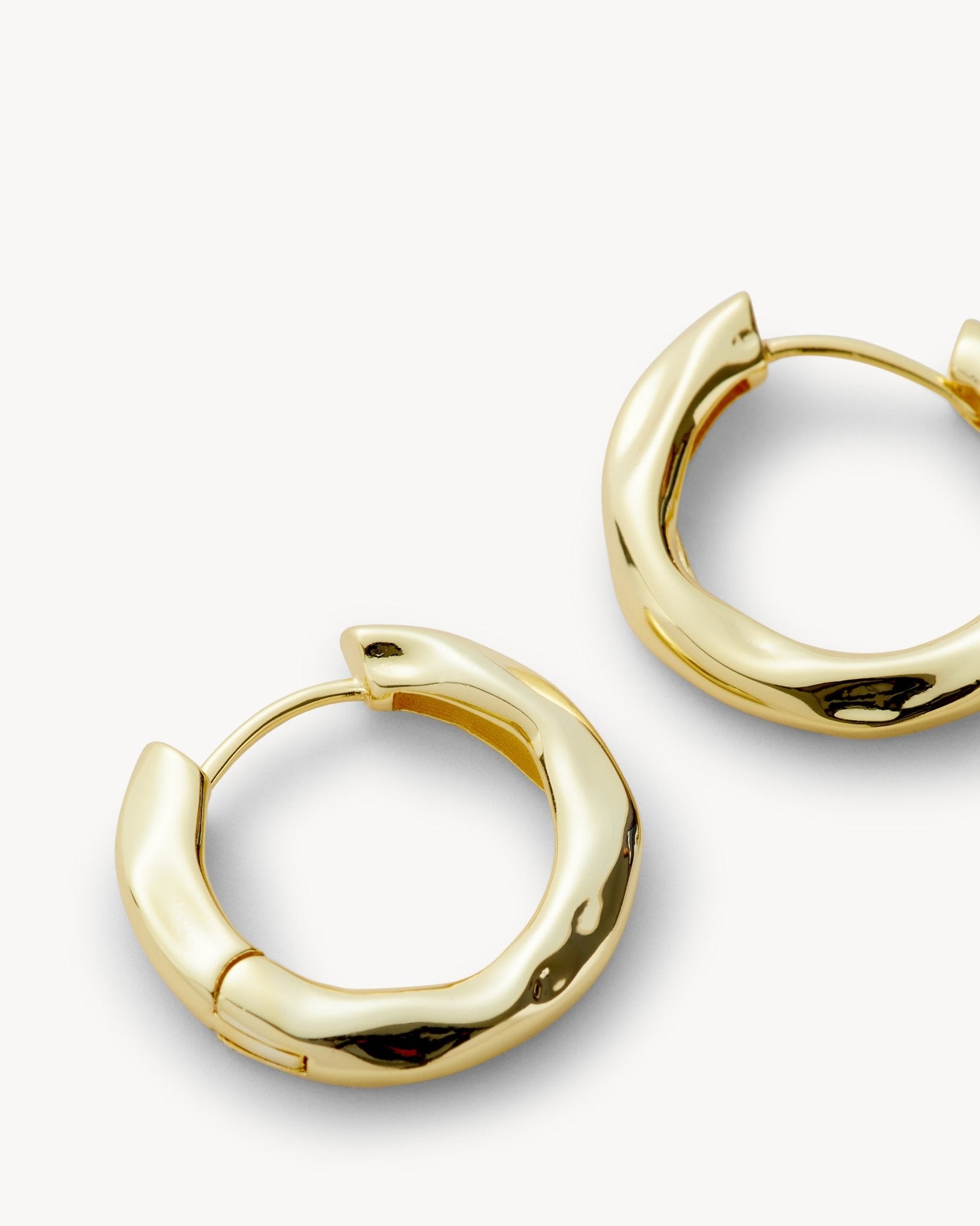 Petite Wavy Hoops in Gold – MACHETE