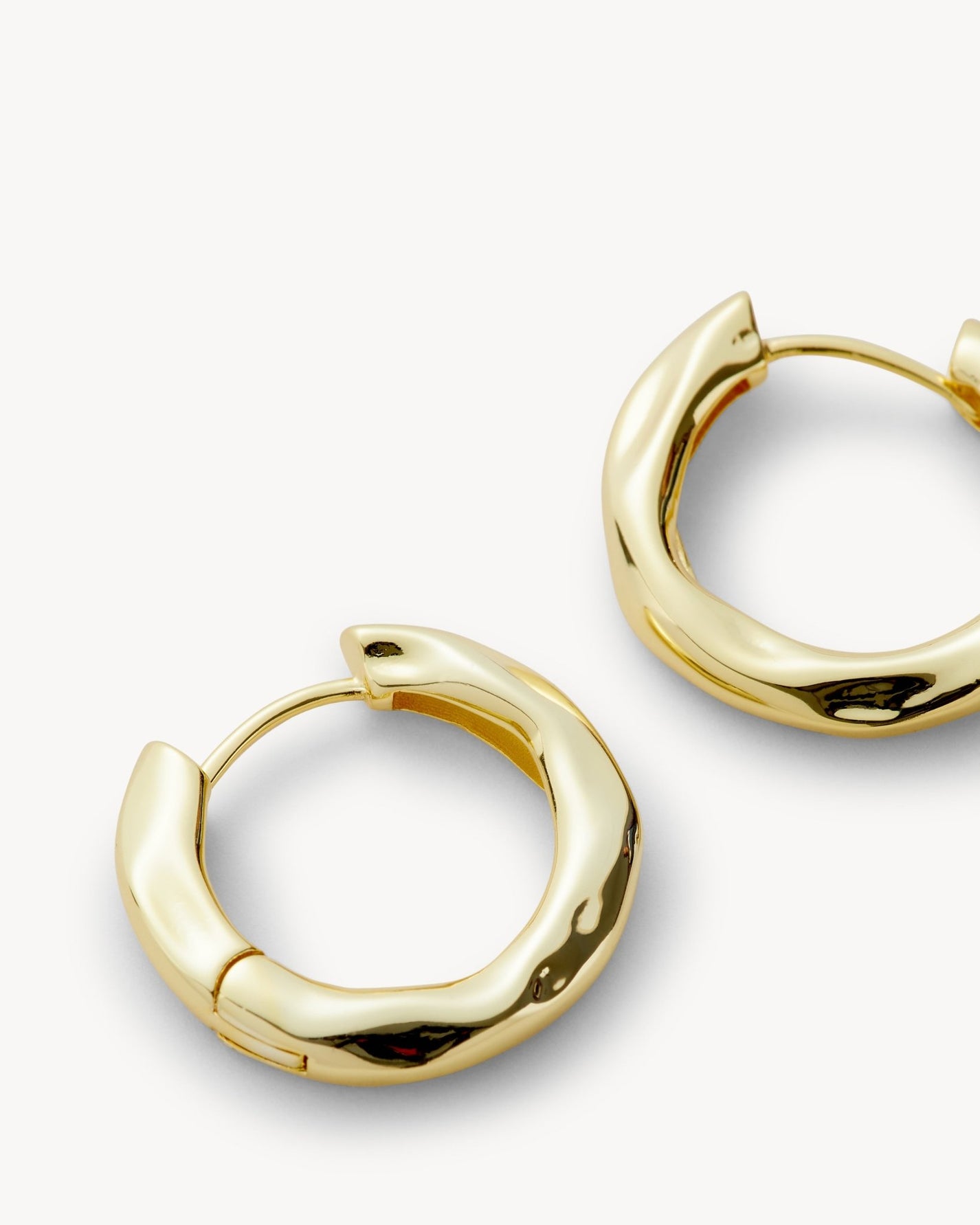 Petite Wavy Hoops in Gold – MACHETE
